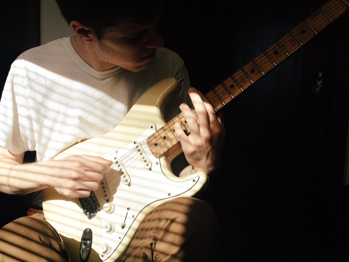 7 Classic Rockers Who Play a Fender Strat | Great Oldies